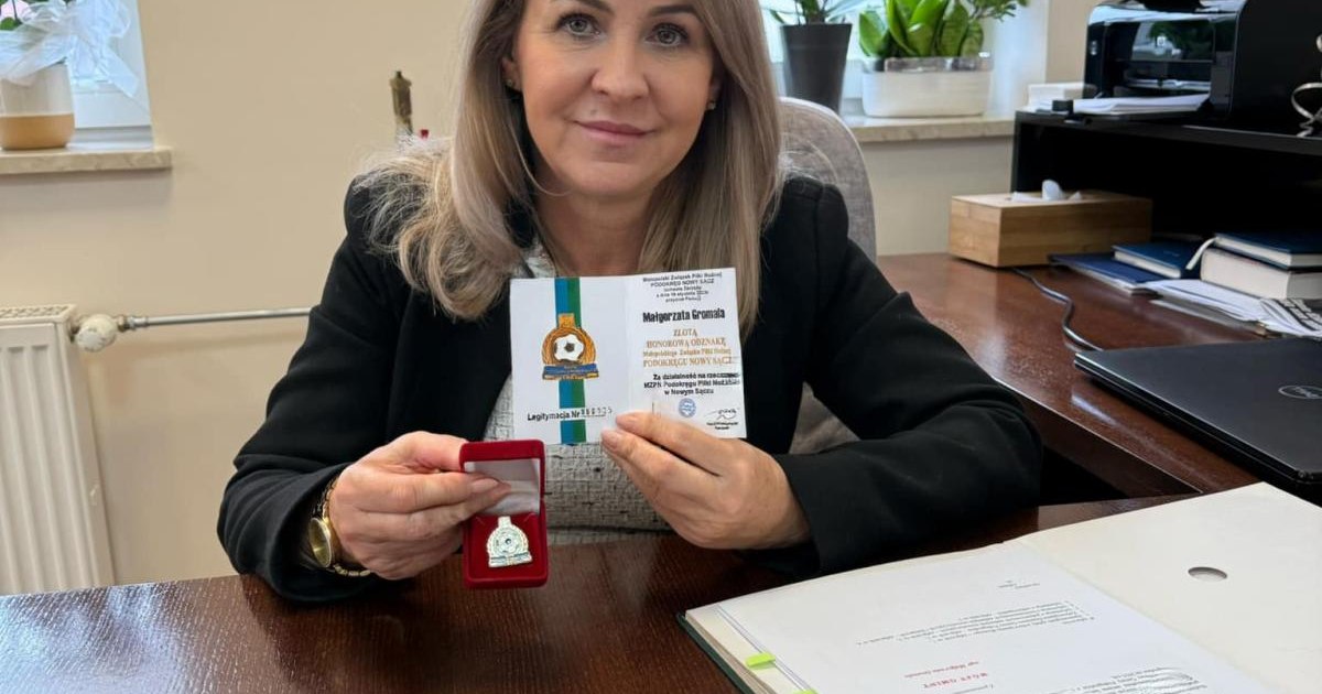 Pani Wójt Małgorzata Gromala otrzymała Złotą Honorową Odznakę MZPN Podokręgu Nowy Sącz ...